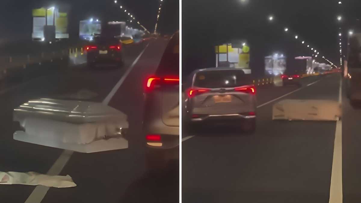 Video ng dalawang kabaong na nalaglag sa isang van at nakahambalang sa ... Video ng dalawang kabaong na nalaglag sa isang van at nakahambalang sa ...