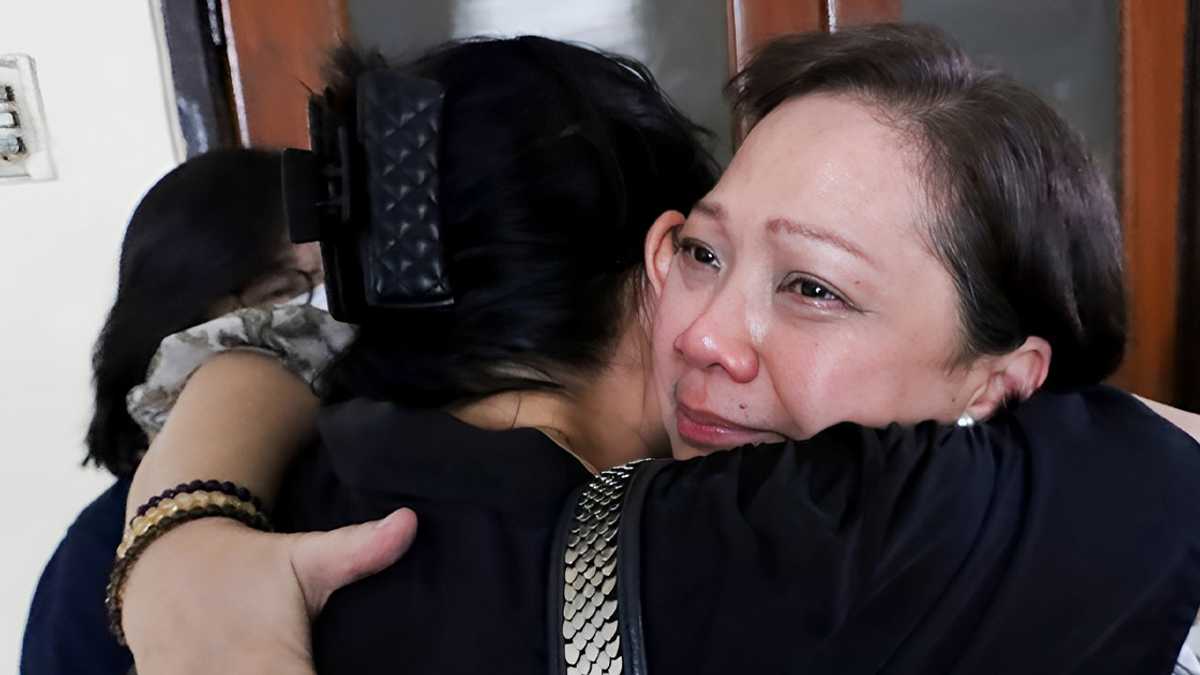 Ina ni Atio Castillo, emosyonal nang mahatulang guilty ang 10 fratmen ...