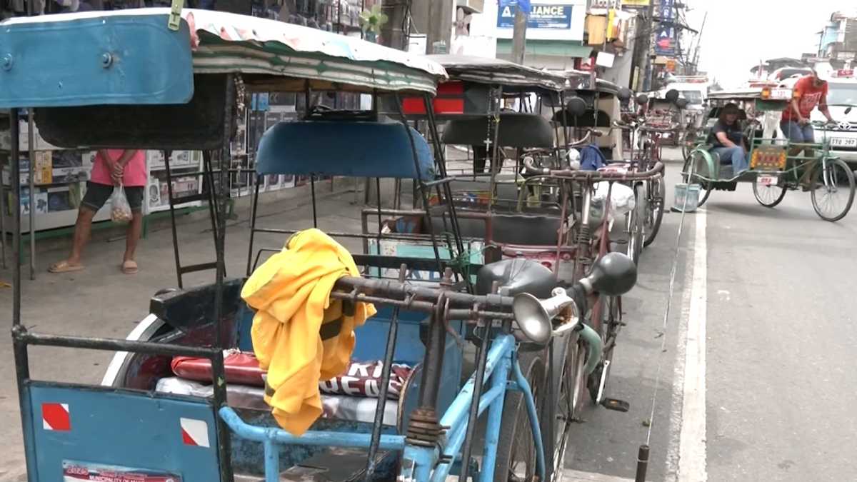 Pedicab driver earning P300/day returns P10,000 to student in act of ...