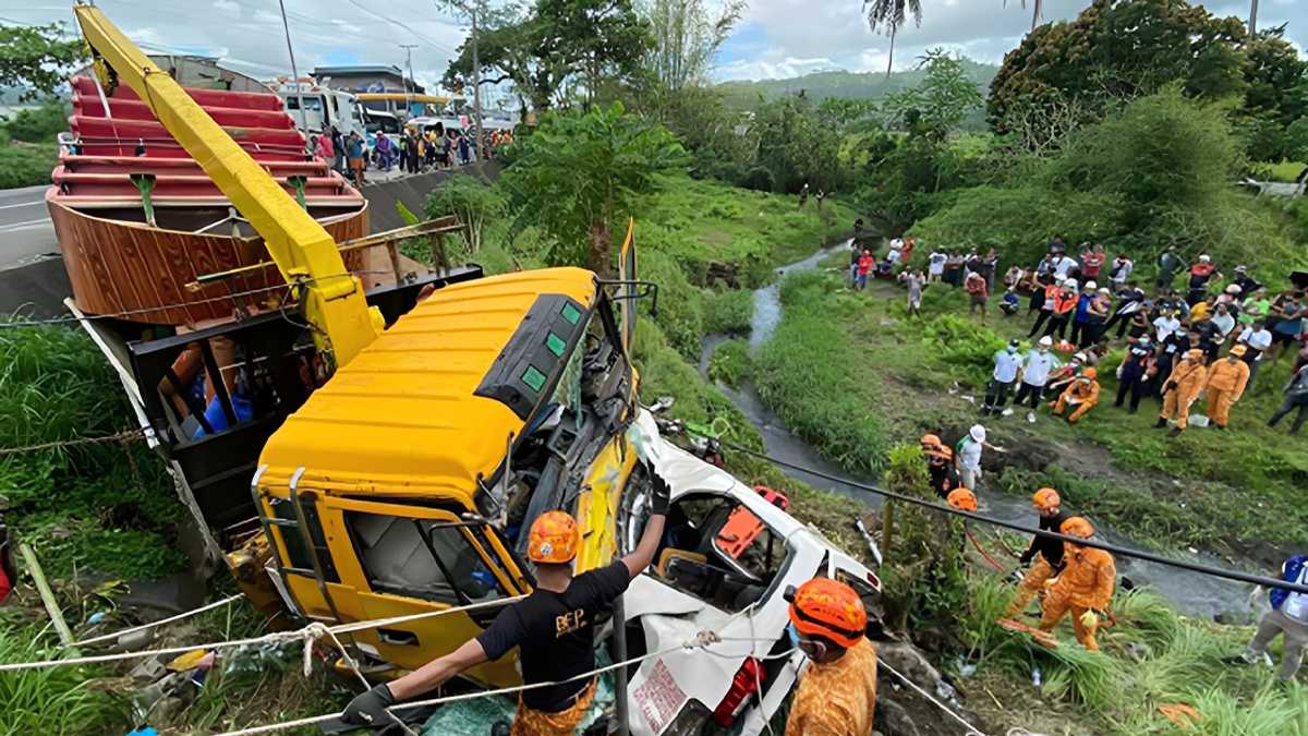 Massive road tragedy in Albay: Only two survive crash that killed 11 on ...