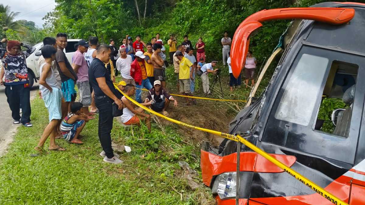 Fatal plunge: Bus accident kills two, injures dozens in Zamboanga del ...