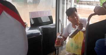 Bus conductor, hinangaan sa paglusong sa baha para mabigyan tubig ...