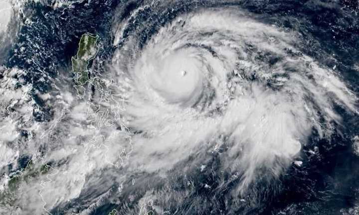 Wing van crew who utilized company van to save 6 people during typhoon ...