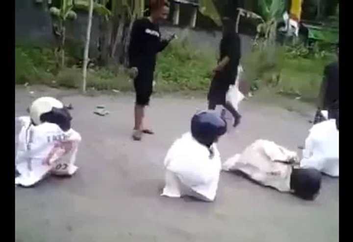 Modern sack race viral video laughed netizens’ heart out - KAMI.COM.PH